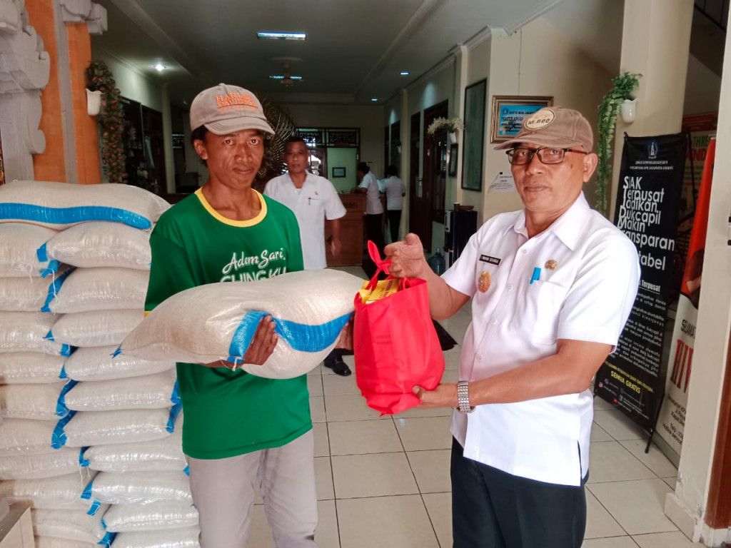 Telah dilakukan pendistribusian paket sembako dari Dinas Sosial Kabupaten Badung bagi penyandang ...